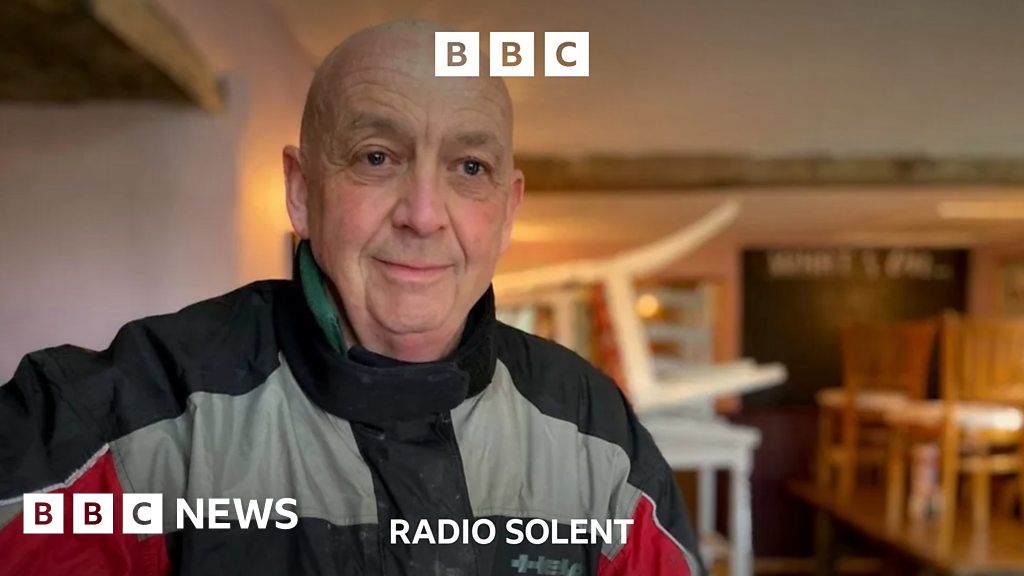 Landlord of flooded pub in Ringwood thanks locals for help - BBC News