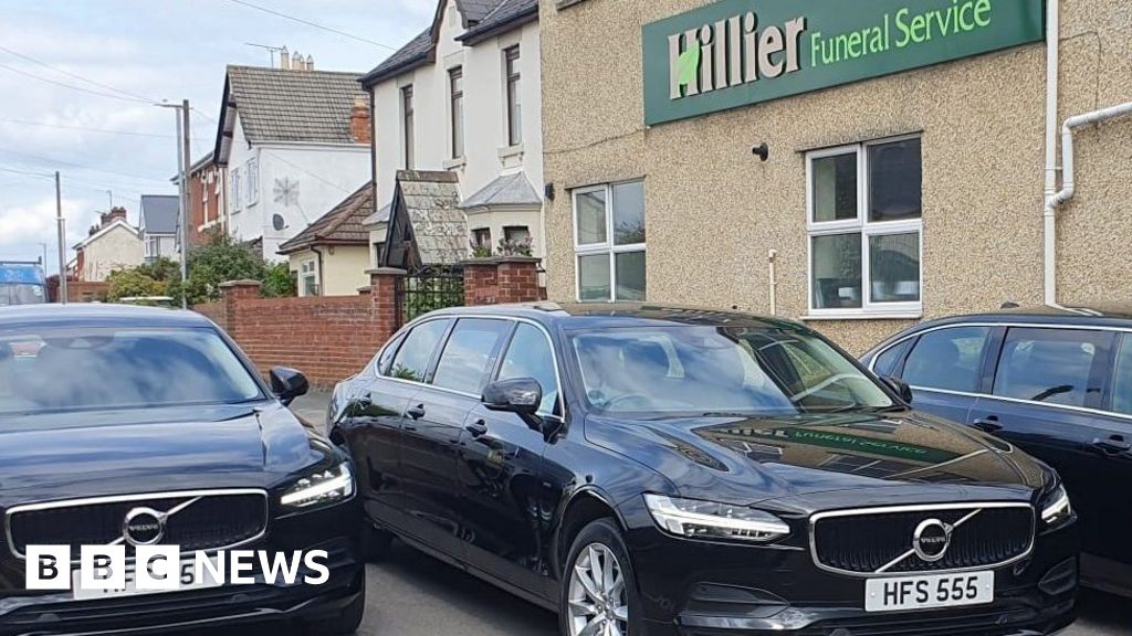School Prom: Students get free limos offer in Swindon - BBC News