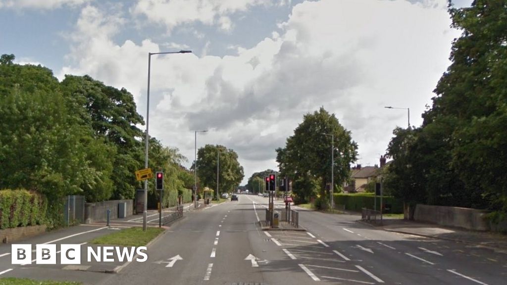 Bromborough car crash: Woman dies in hospital - BBC News
