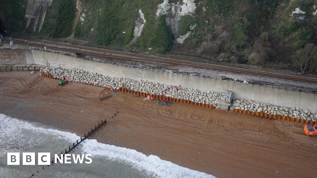 Dover rail line collapse: Repairs to take 'up to a year' - BBC News