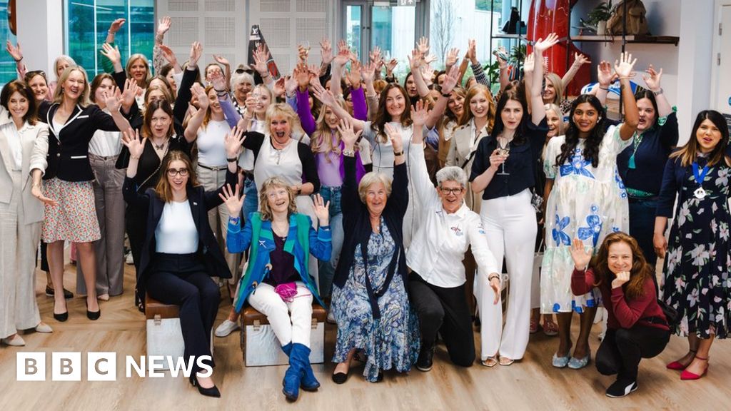 Women in Aviation: Pilots gather in Henley-on-Thames - BBC News