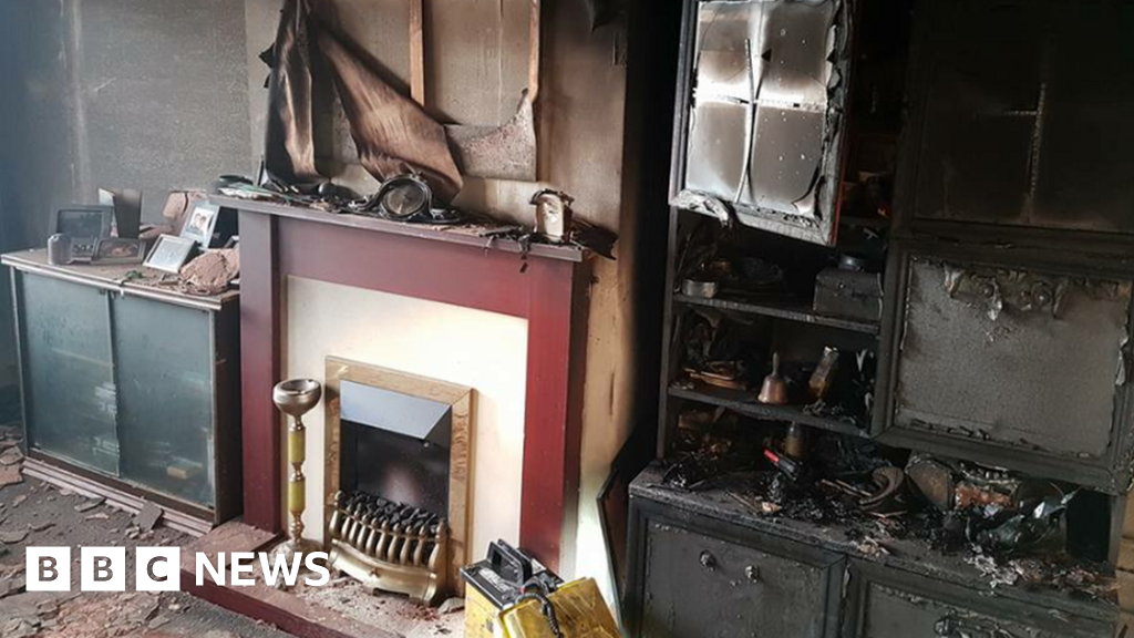 Closed door 'saved man's life' in Bilston flat fire - BBC News
