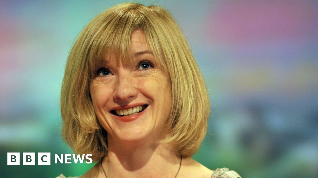 Jane Horrocks to perform new wave covers at Young Vic - BBC News