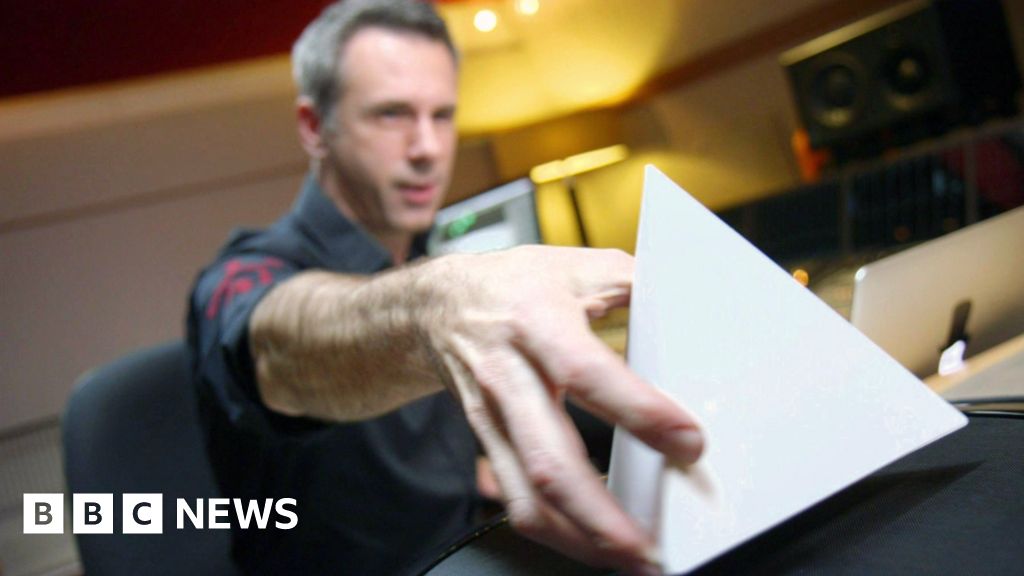 Hands on with a 3D music controller - BBC News