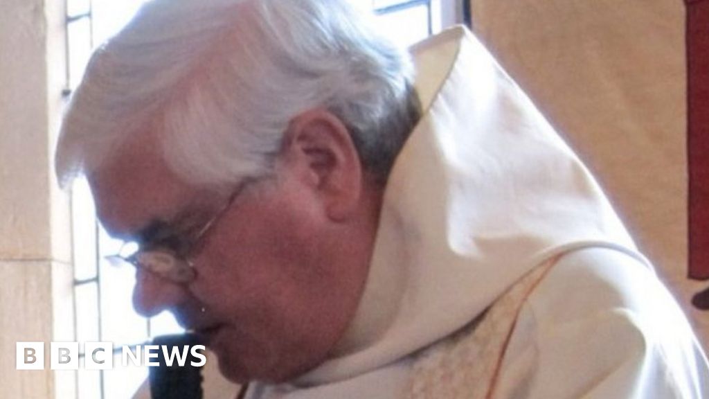 Catholic priest Father John Reid spared jail over £50k fraud - BBC News