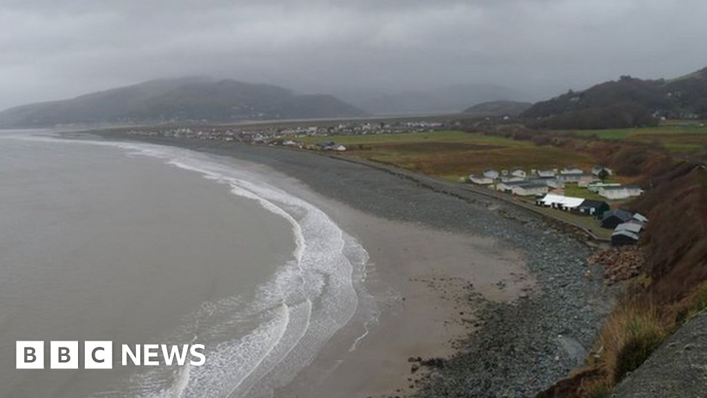 Fairbourne sea defences to be maintained for 40 more years - BBC News
