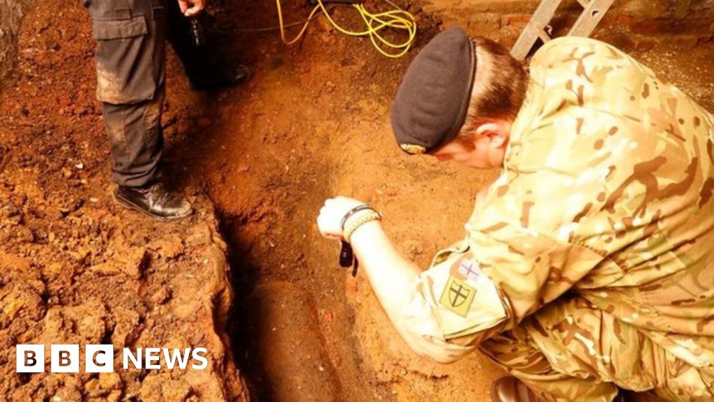 WW2 bomb discovery in Bethnal Green prompts evacuation - BBC News