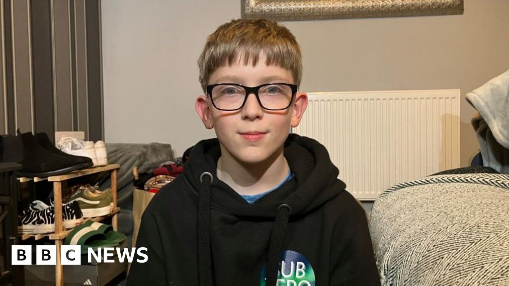 Corby boy, 10, set for Arctic trek in tribute to father - BBC News