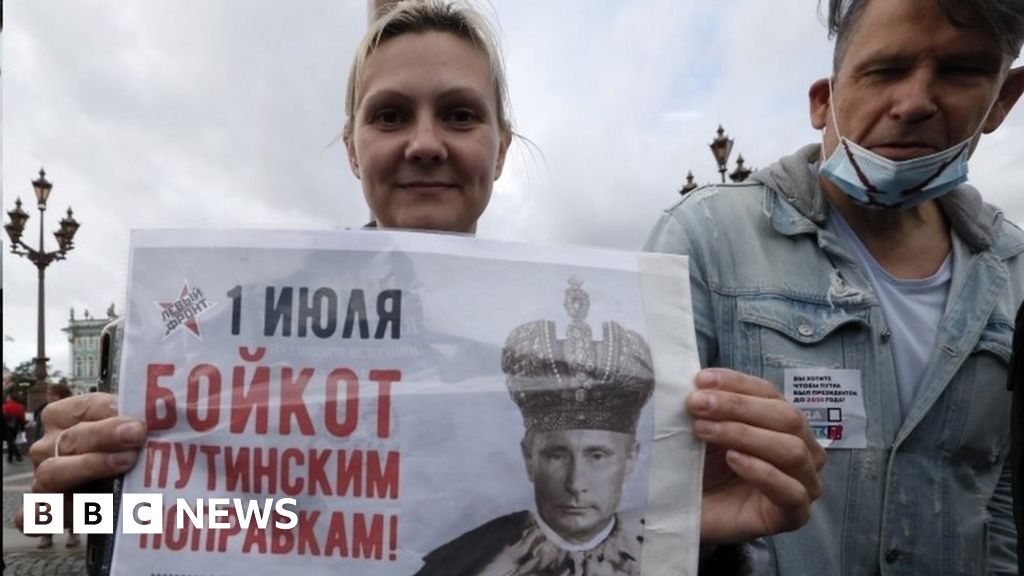 Putin strongly backed in controversial Russian reform vote - BBC News