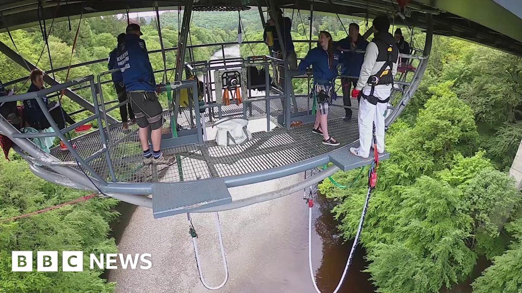Bungee jump record smashed at Scottish bridge - BBC News