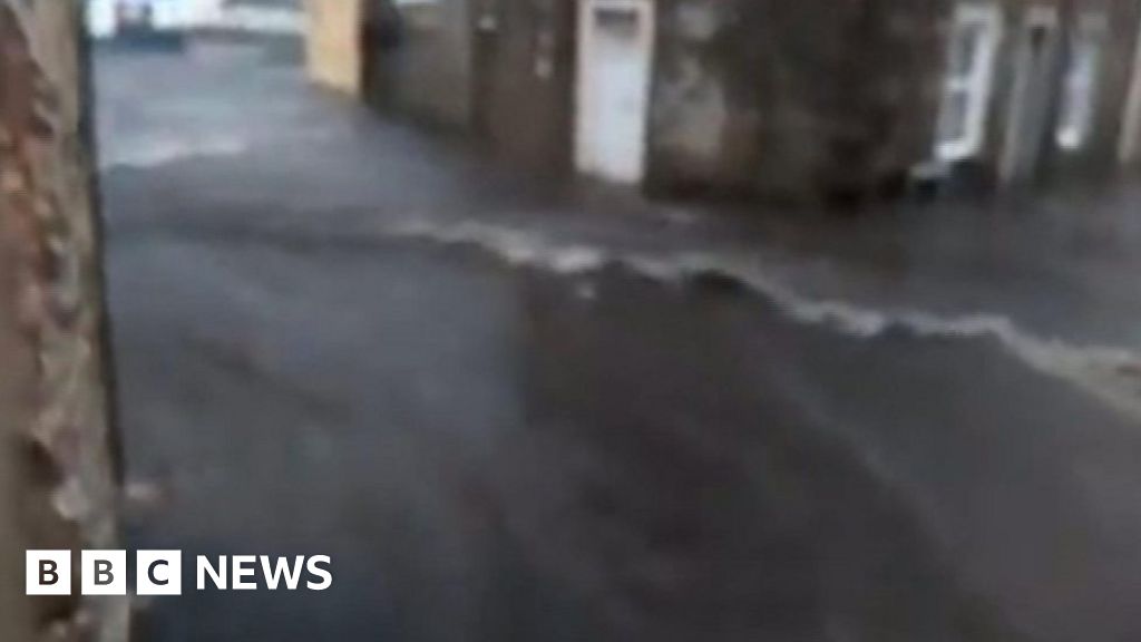 Lightning and flash flooding hit Cornwall - BBC News