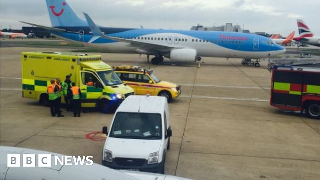 Lightning strike grounds Manchester to Morocco plane - BBC News