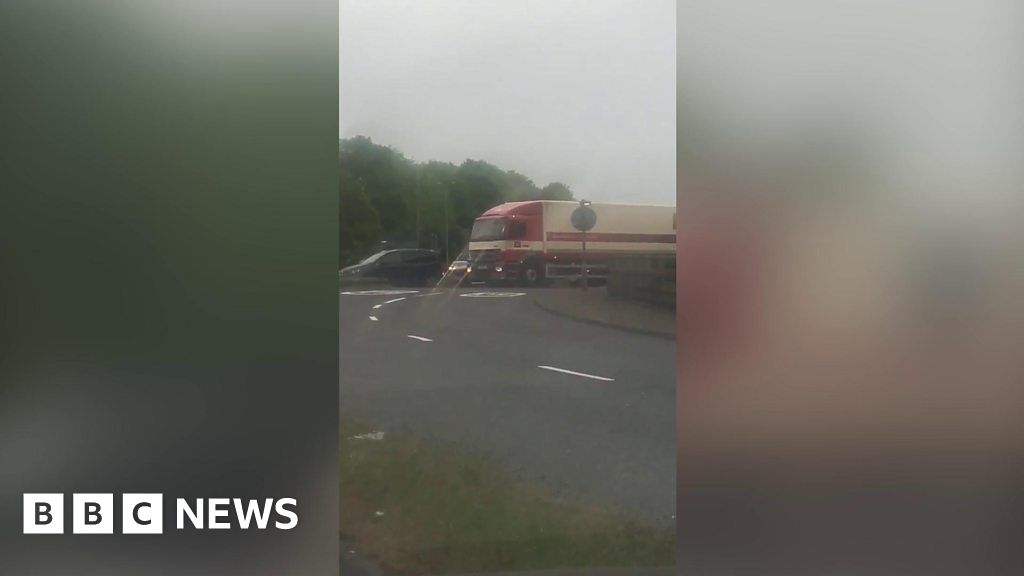 'Crazy' lorry driver reversing on Stevenage roundabout - BBC News