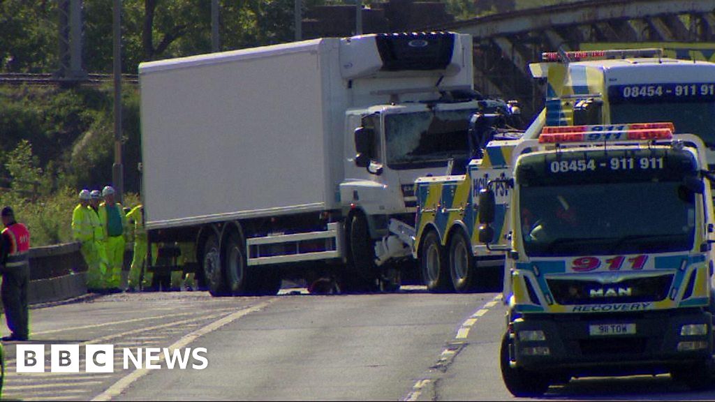 Lorry accident delays M8 traffic - BBC News