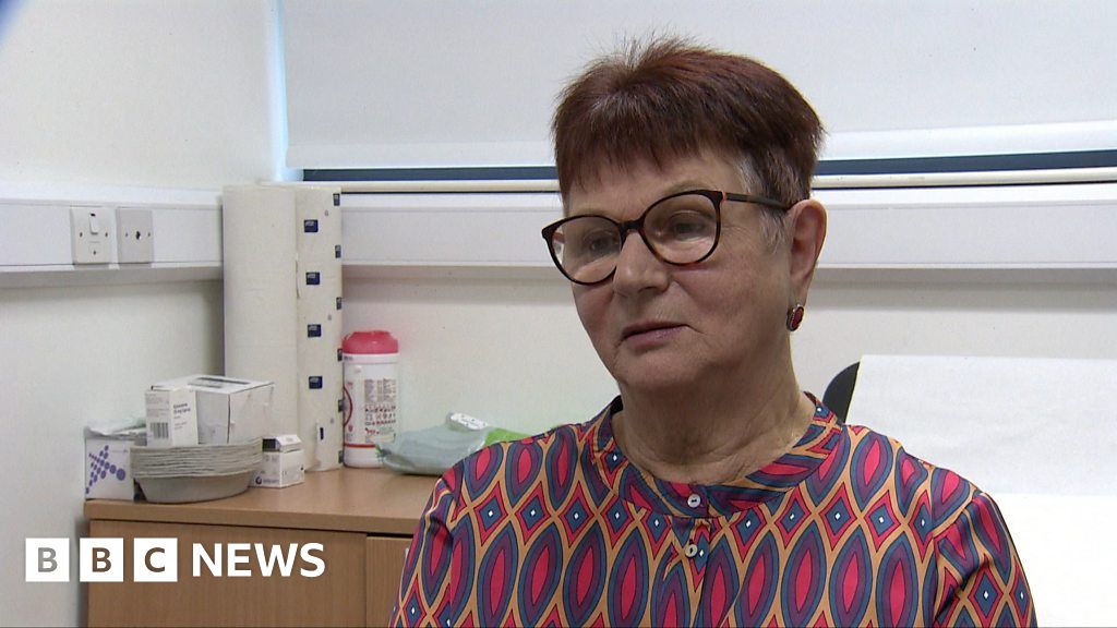 Oesophageal cancer: Cytosponge could lead to early detection - BBC News