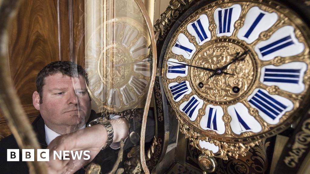 Blenheim Palace timekeeper changes 30 antique clocks - BBC News