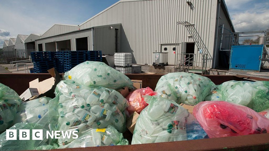 Call for two Welsh councils to share recycling sites - BBC News