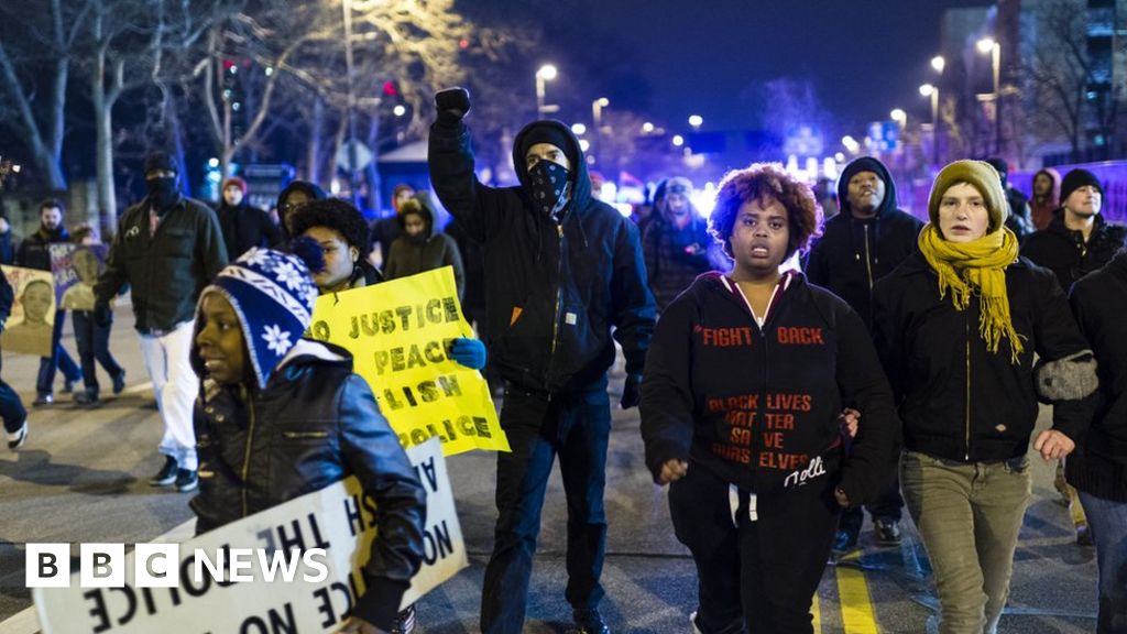 Tamir Rice death: Cleveland policeman defends shooting boy - BBC News