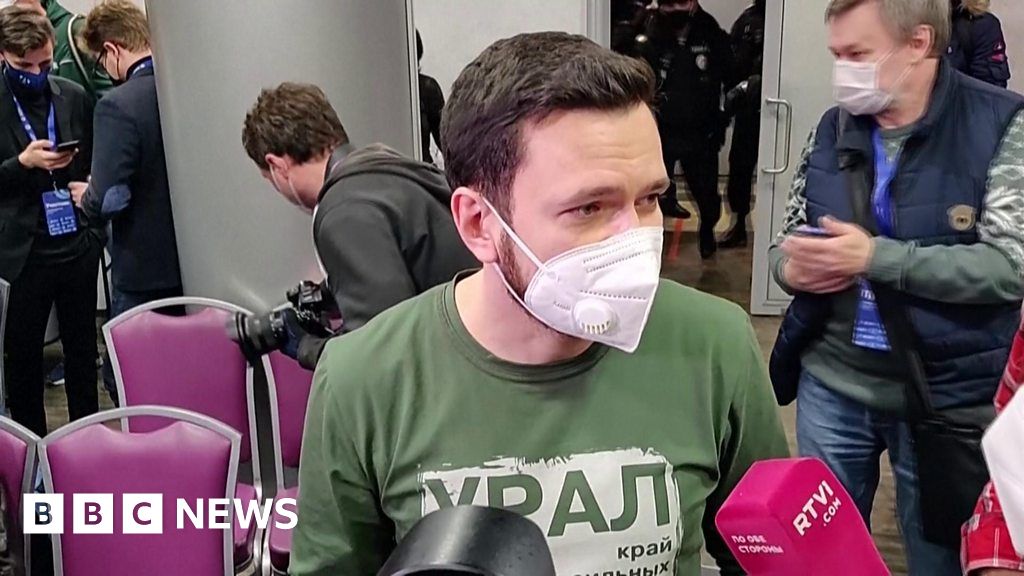 Russian police raid opposition conference hotel - BBC News