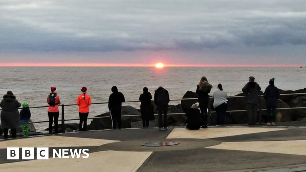Winter solstice: Photographers capture sunrise over the North Sea - BBC ...