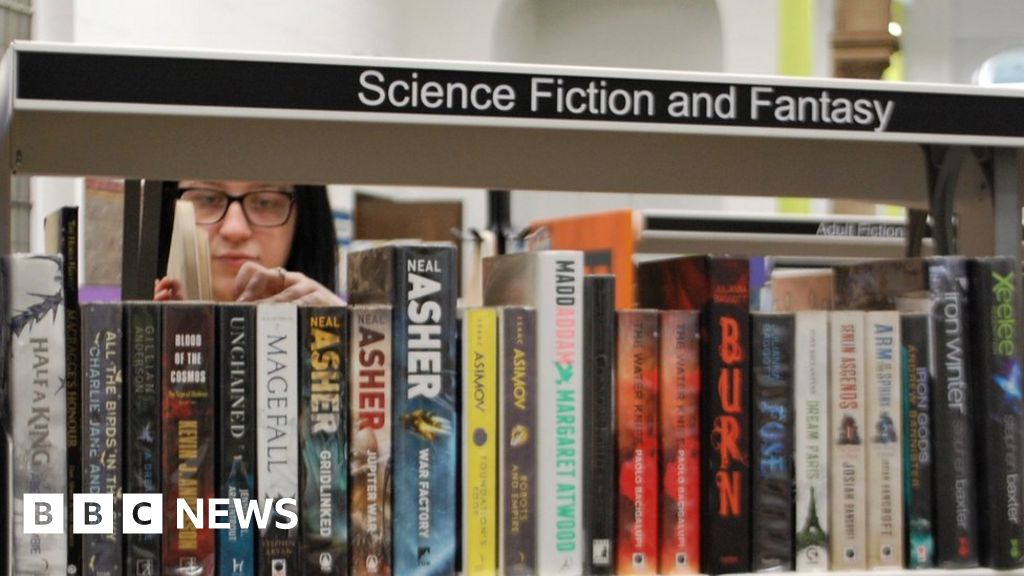 Leeds libraries axe fines for late library books - BBC News
