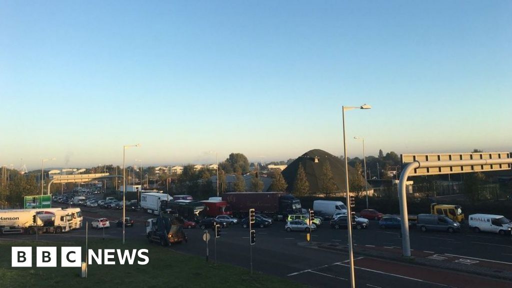 M4 reopens after closure caused by fatal lorry crash - BBC News