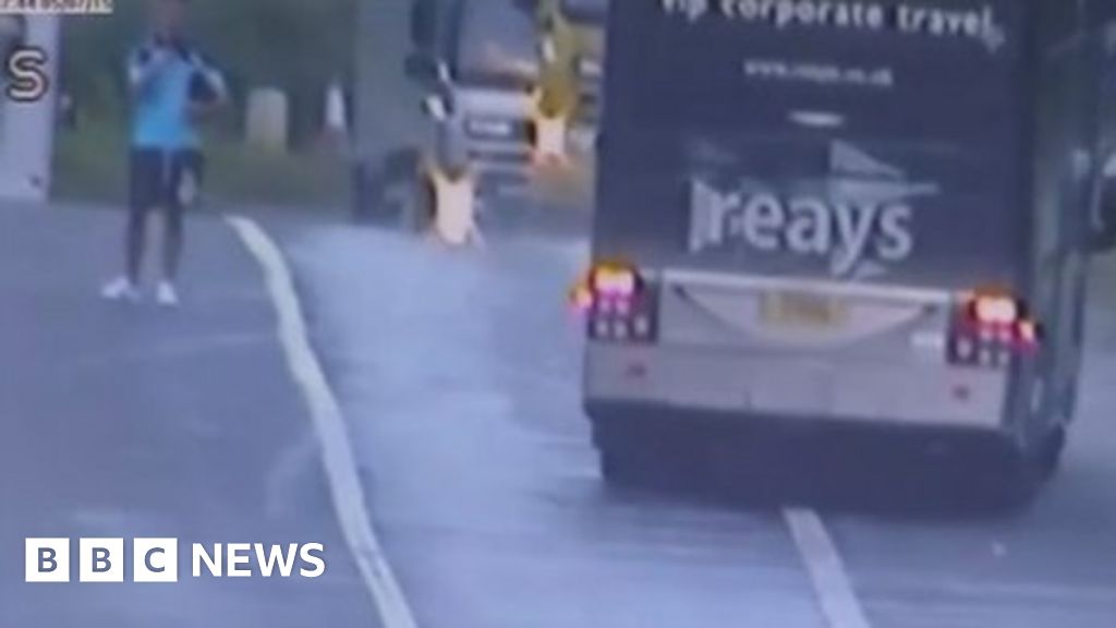 Thursby coach driver Mark Ingleton banned for M1 turn - BBC News