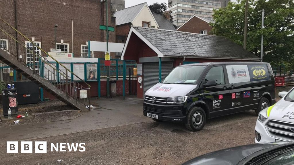 Cardiff murder probe after man's 'stabbing' - BBC News