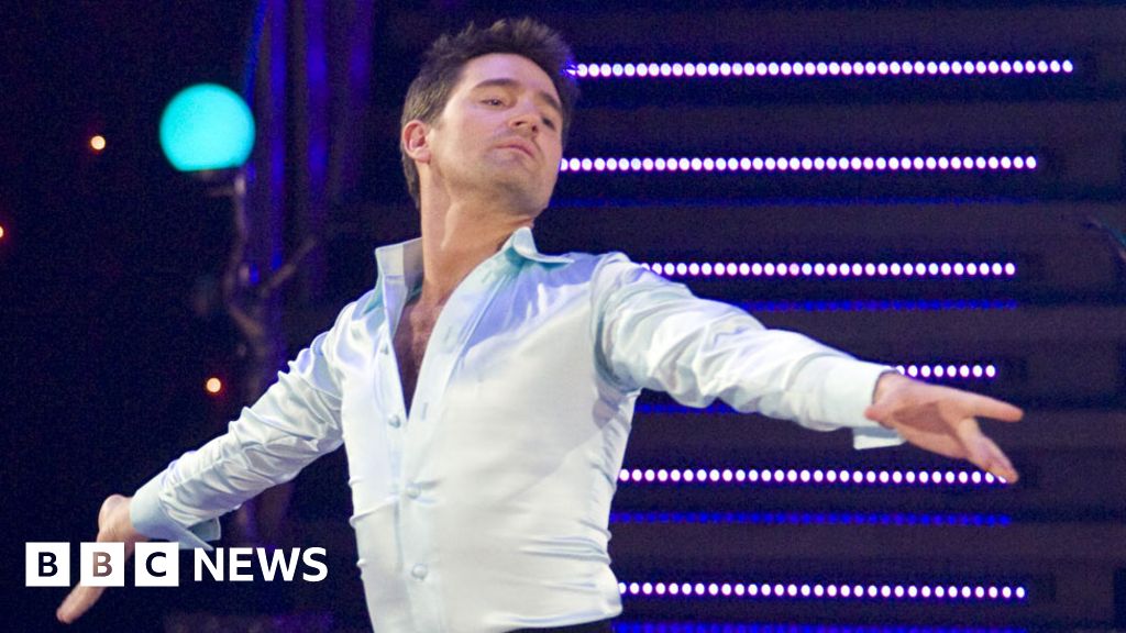 Tom Chambers 'mortified' by gender pay gap backlash - BBC News