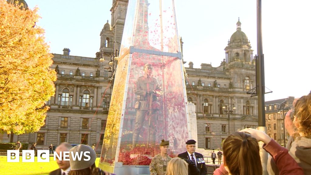 WW1 statue Every Man Remembered unveiled in Glasgow - BBC News