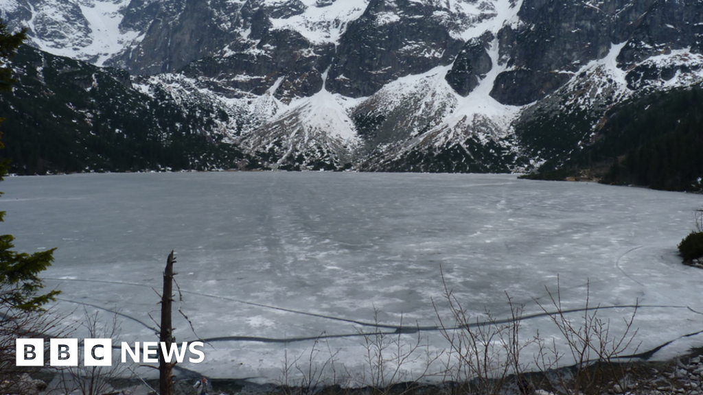 Tourists risk lives on Polish thin ice - BBC News