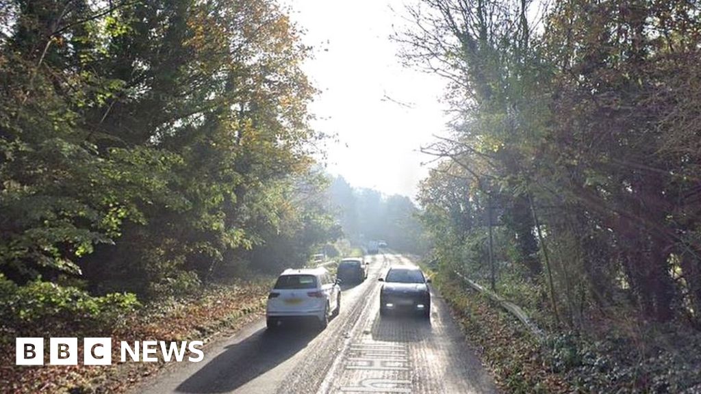 Man arrested for dangerous driving after Buckinghamshire crash - BBC News