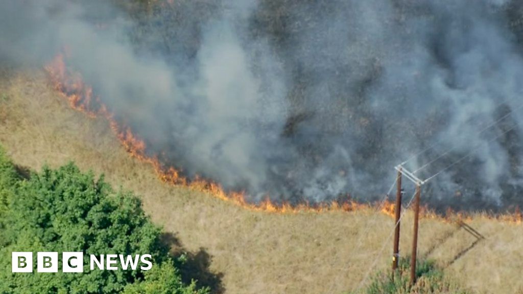 Aerial footage of fire crews tackling Nottinghamshire field blaze - BBC ...