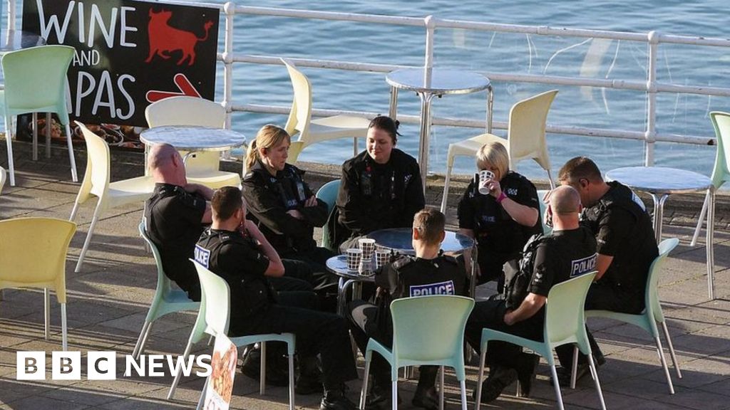 Senior officers back Plymouth tea break police - BBC News