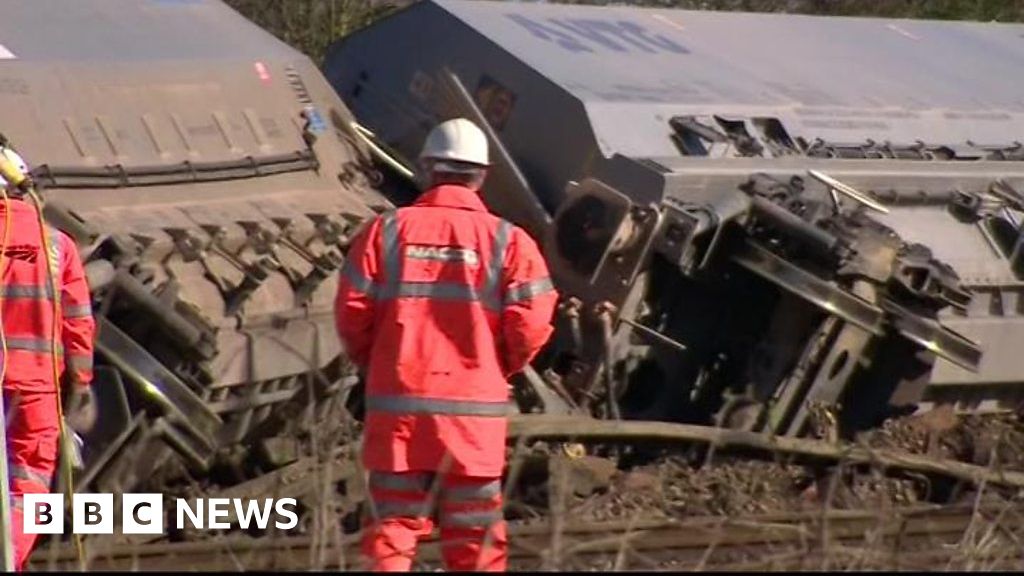 Engineers assess derailed freight train in Somerset - BBC News
