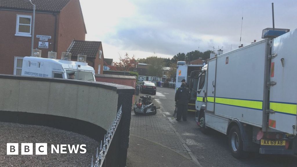 West Belfast: Pipe bomb detonated in front garden - BBC News