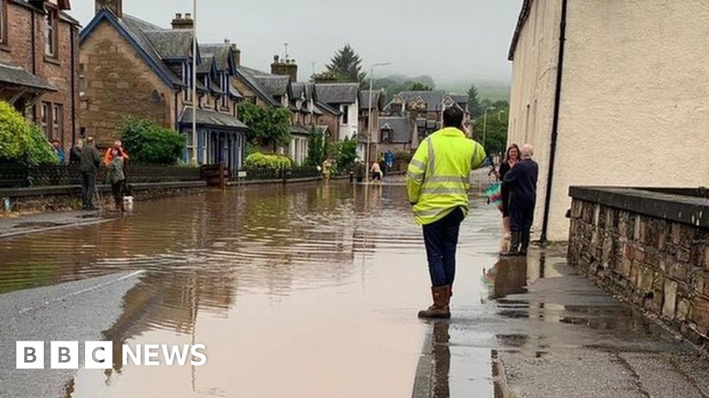 Days-long warning of heavy rain for Scotland - BBC News