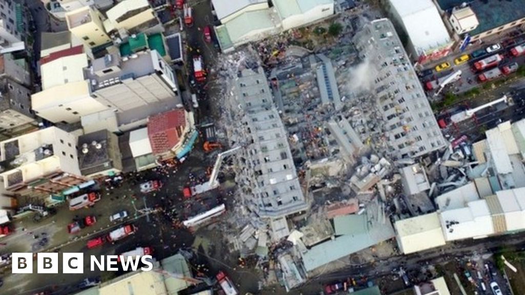 Taiwan quake: Drone footage shows one collapsed building - BBC News