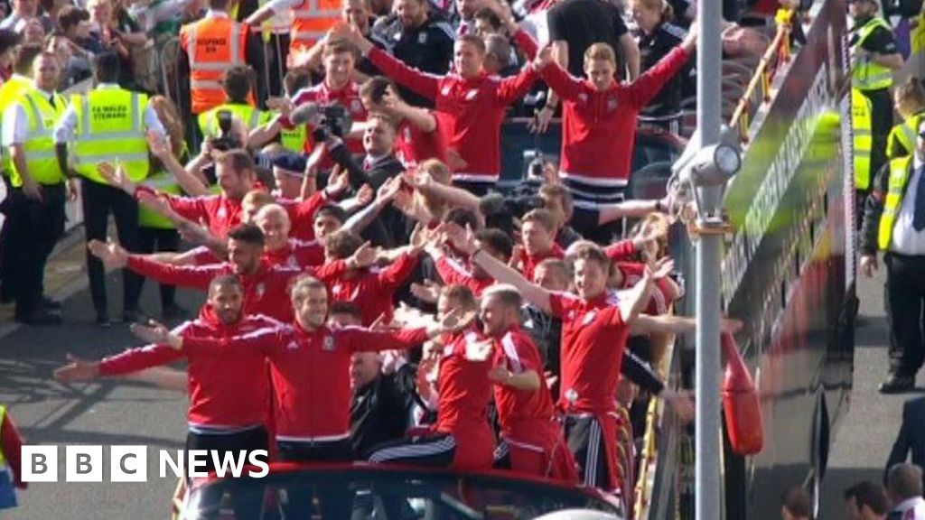 Euro 2016: Hands together - Wales team's Viking clap - BBC News