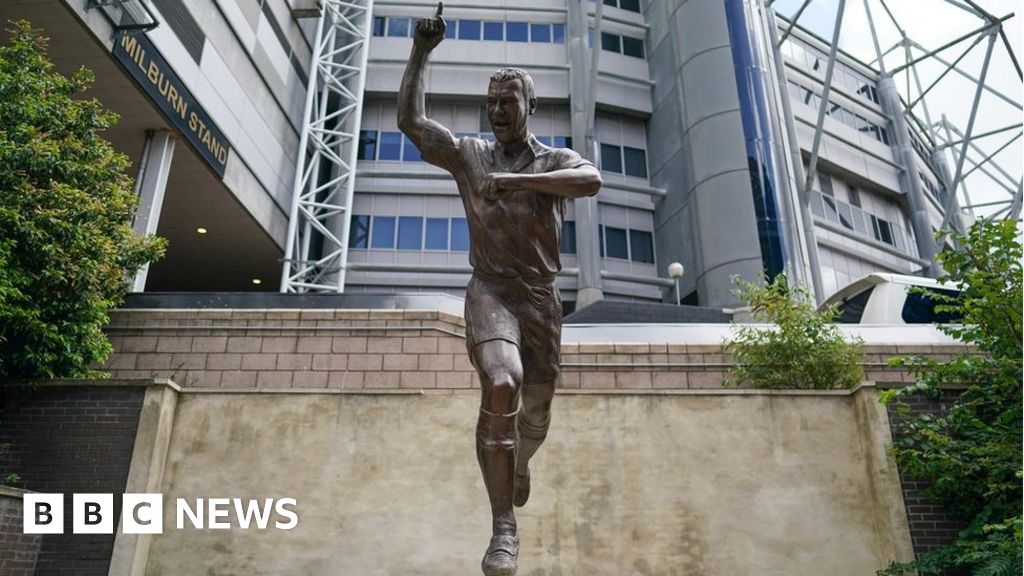 Alan Shearer statue to move on to St James' Park land - BBC News