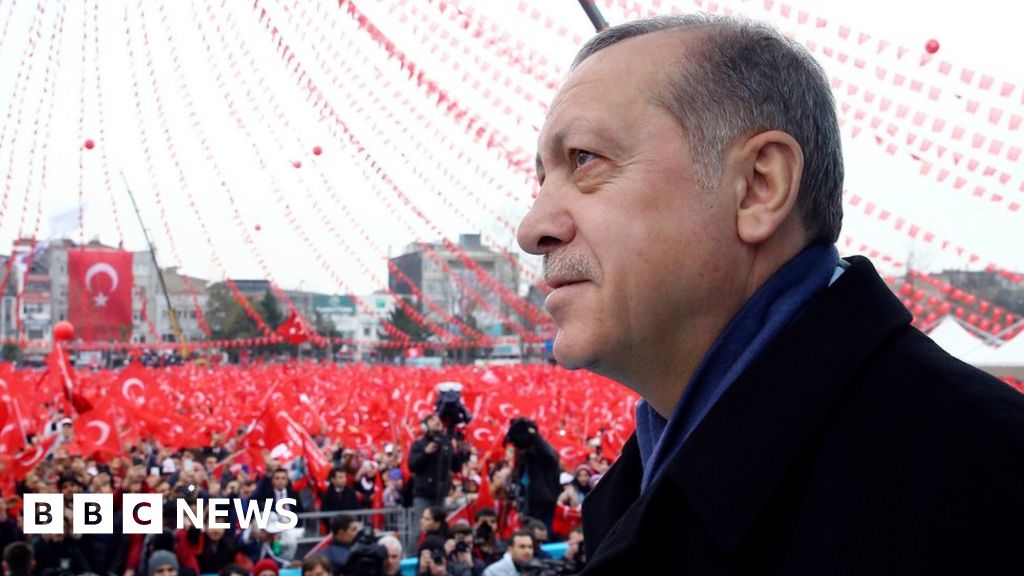 Mark Lowen: An afternoon in Sakarya, Erdogan's heartland - BBC News