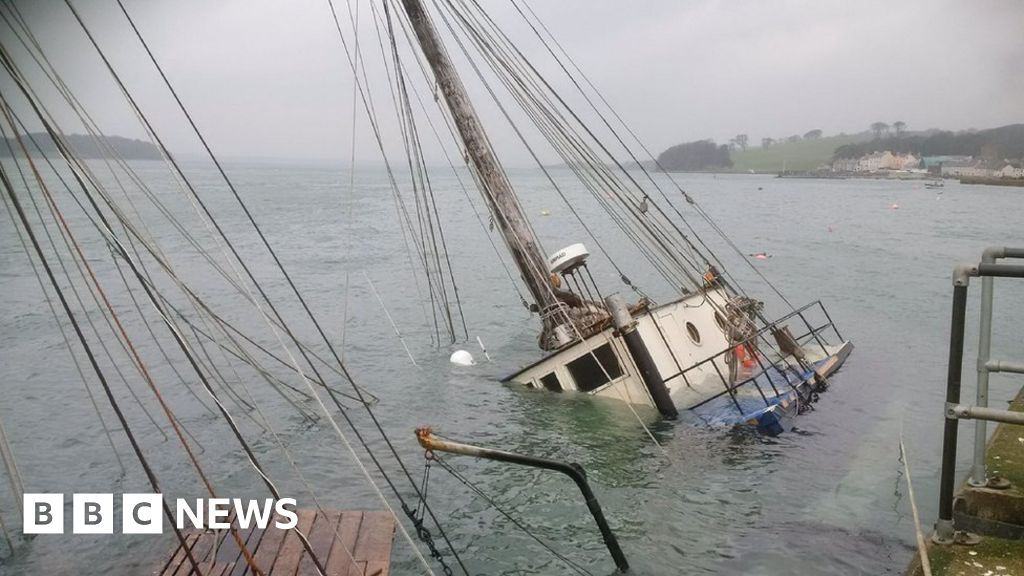 Portaferry: Fuel concern as boat sinks in harbour - BBC News