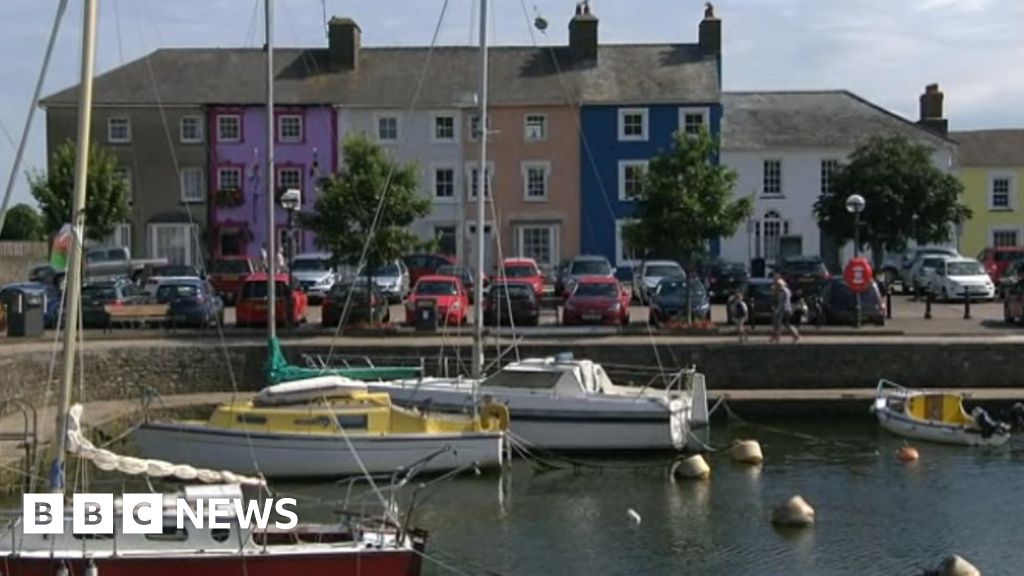 Hundreds sign petition to save Aberaeron harbourmaster - BBC News
