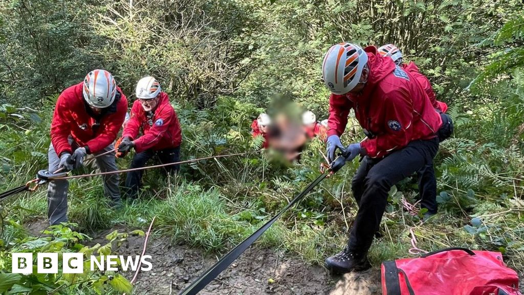 Man rescued from ledge after 100ft fall in North York Moors - BBC News