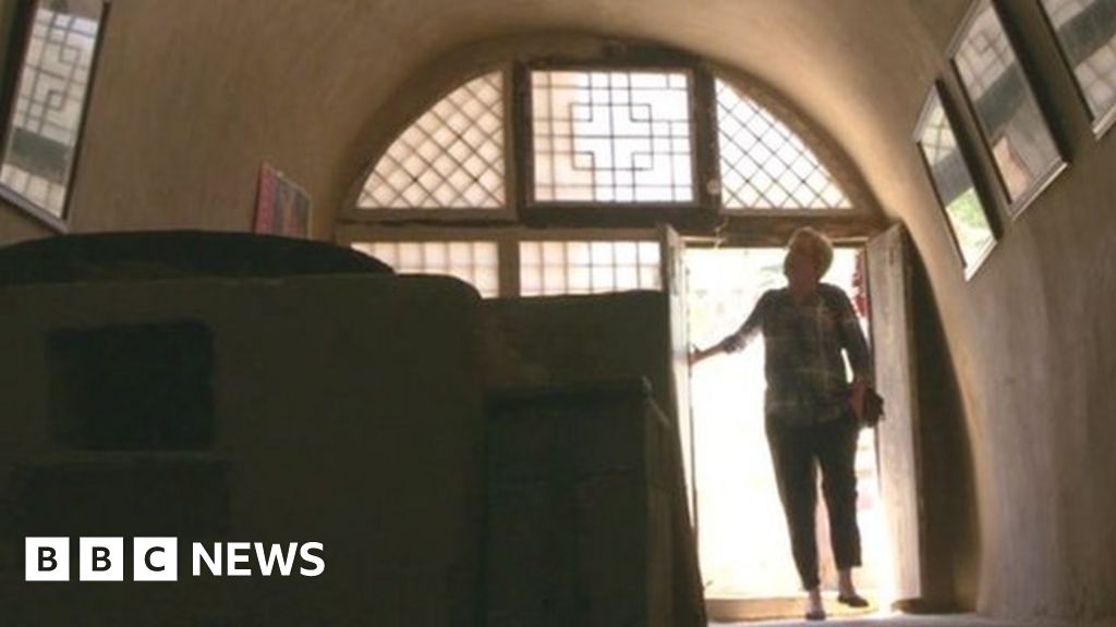 The cave China’s leader Xi Jinping lived in as a teenager - BBC News