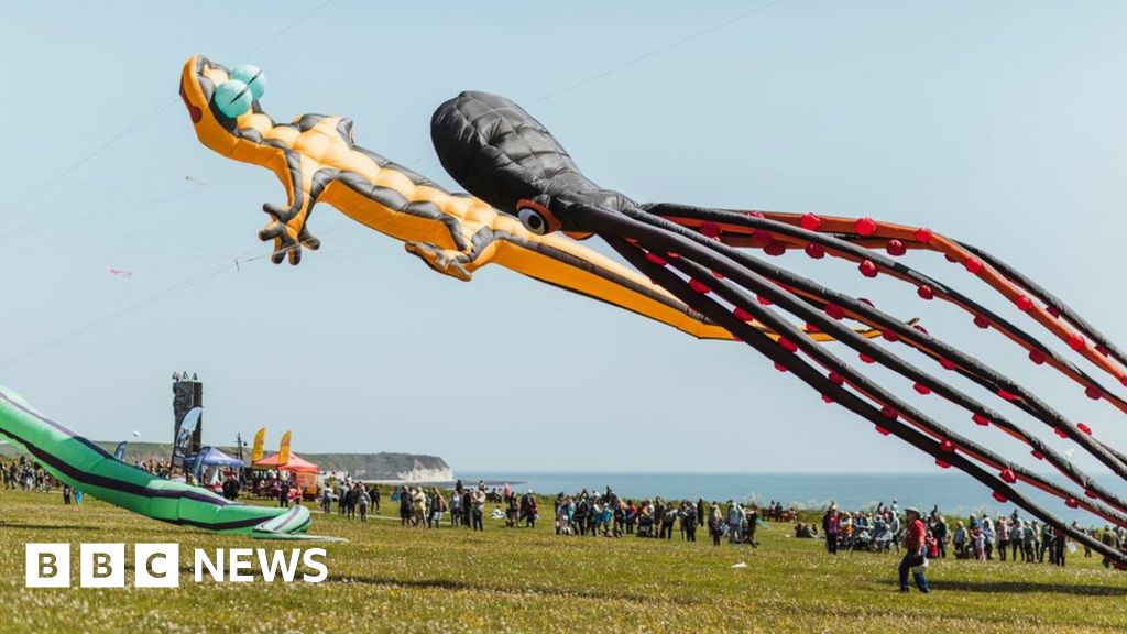 Free two-day kite festival to take to the skies in Bridlington - BBC News