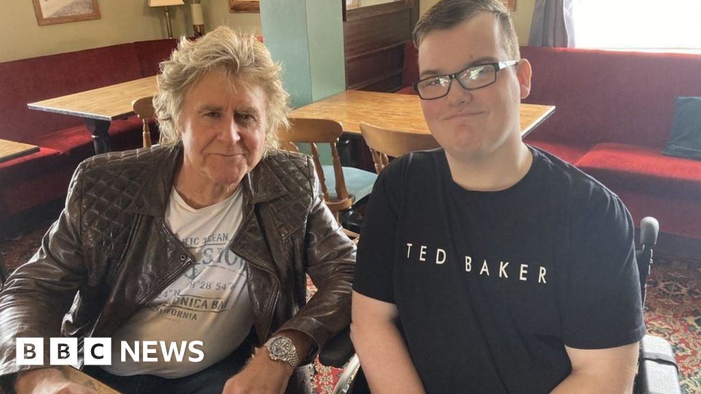 John Parr: St Elmo's Fire singer helps charity fundraiser - BBC News