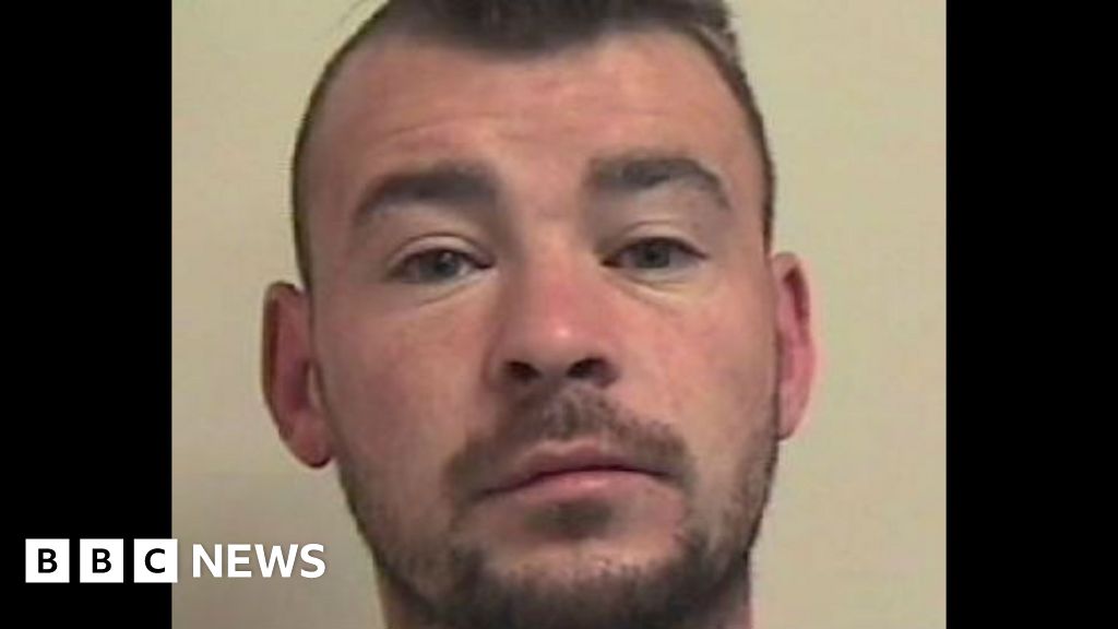 Public warned over on-the-run prisoner from East Kilbride - BBC News