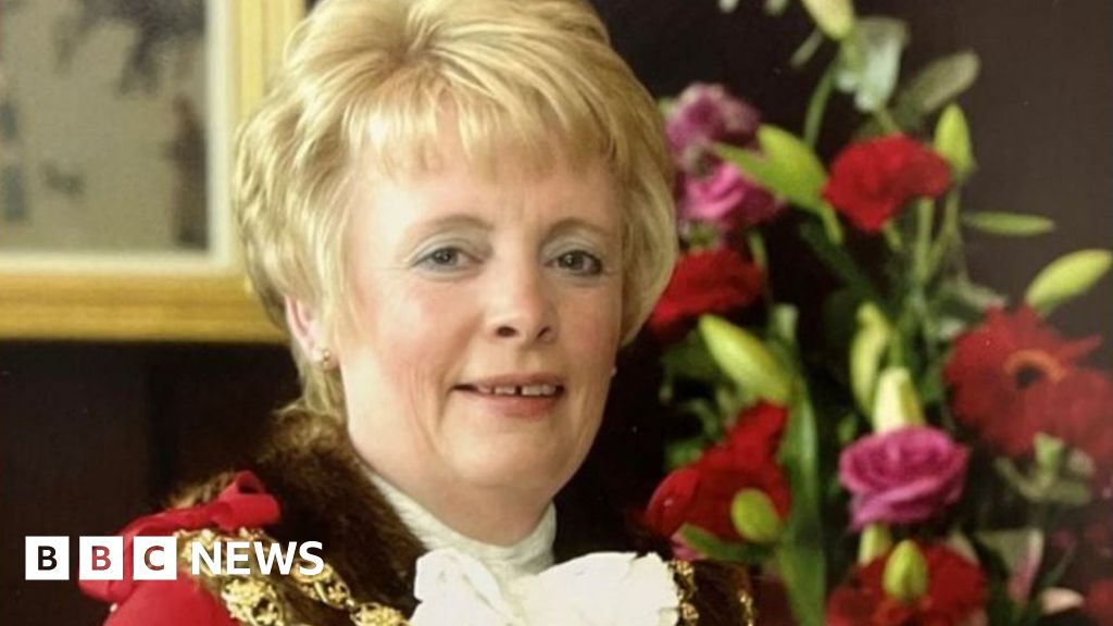 'Fiercely dedicated' Oldham councillor and former mayor dies