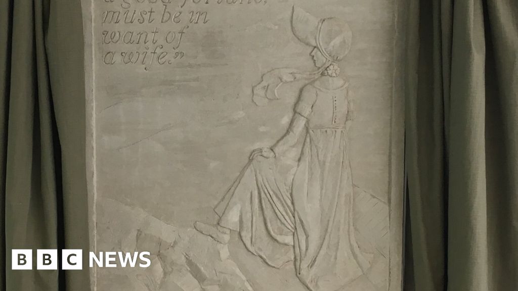 Jane Austen plaque unveiled in Southampton theatre - BBC News